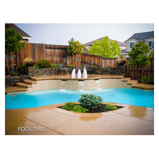 Two Level Pool & Spa with Water Fountain Feature - Contemporain ...