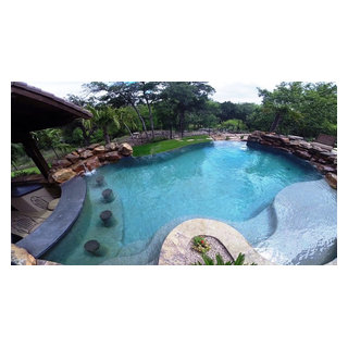 Vanishing Edge Pool With Swim Up Bar - Pool - Austin - by Ocean Quest ...