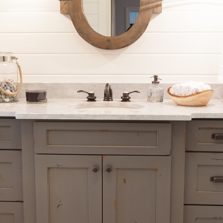 75 Farmhouse Powder Room Ideas You'll Love - October, 2025 | Houzz