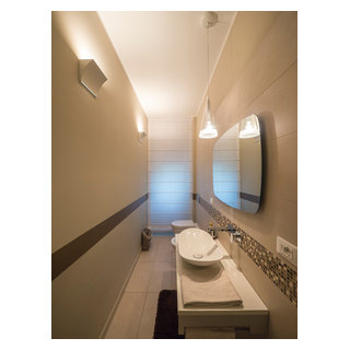 Bagno stretto e lungo - simmetrie ripristinate - Trendy - Badeværelse ...