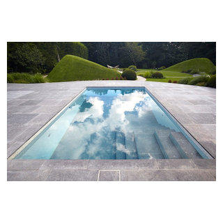 Stunning Outdoor Pool with Moving Floor System - Contemporáneo ...