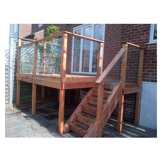 Californian red cedar deck with glass balustrade - Clásico - Terraza y ...