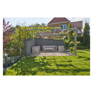 Villa im Bauhausstil mit Teich im Garten - Contemporary - Deck - Essen ...
