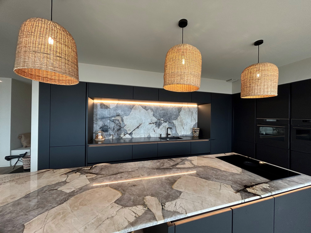 L'ilot central en Quartzite Patagonia avec le plan de travail en Granit ...