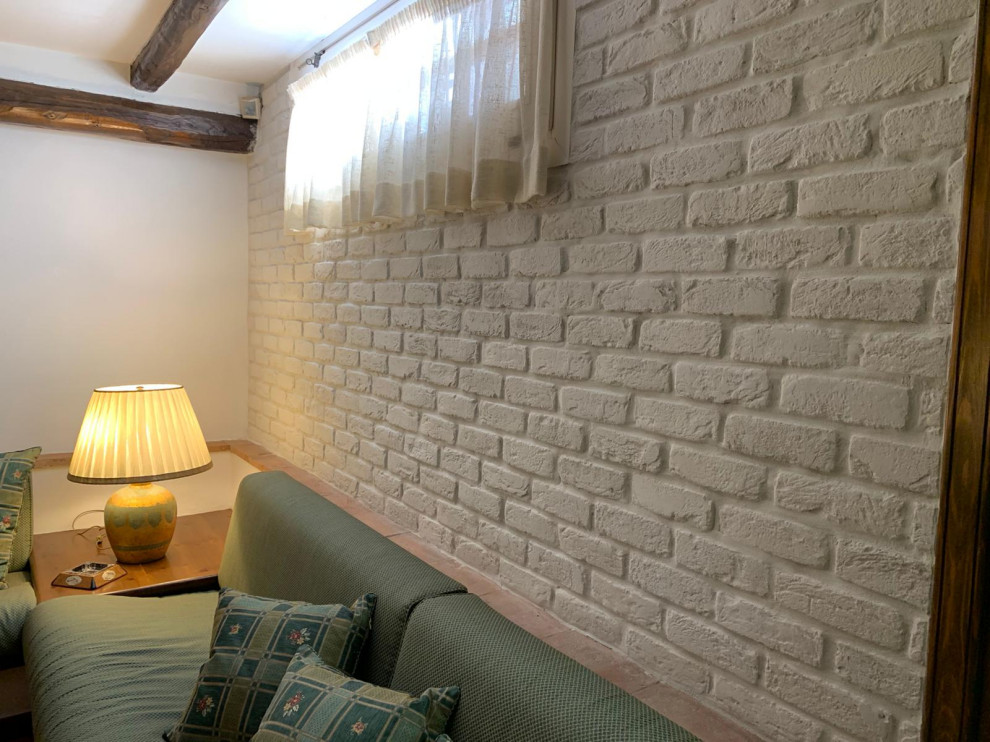 Rivestimento in mattoni bianchi a vista in una salahobby - Traditional ...