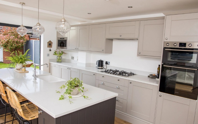 Shaker Style Kitchen with Statuario Ice Gemini worktops - Traditional ...