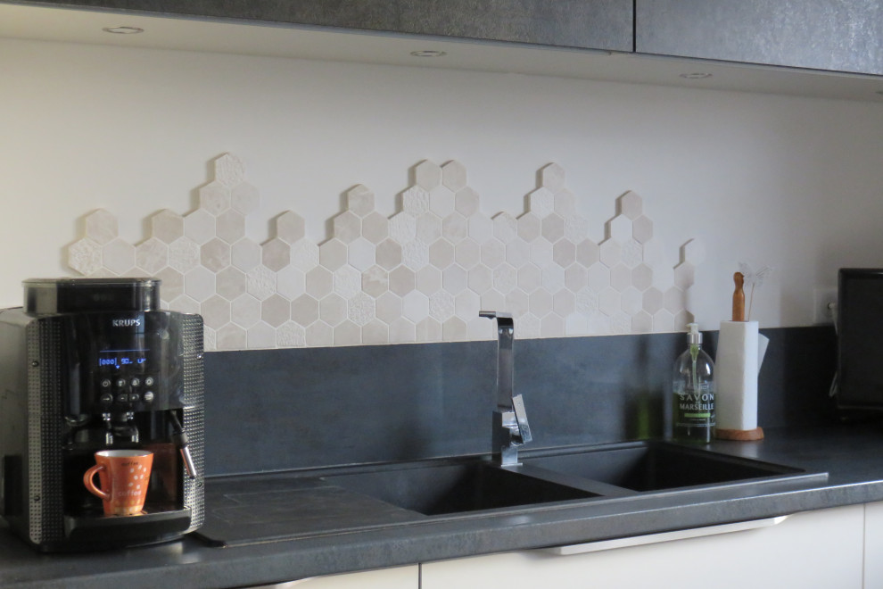 une mosaïque hexagonale complète la crédence - Modern - Lille - by ...