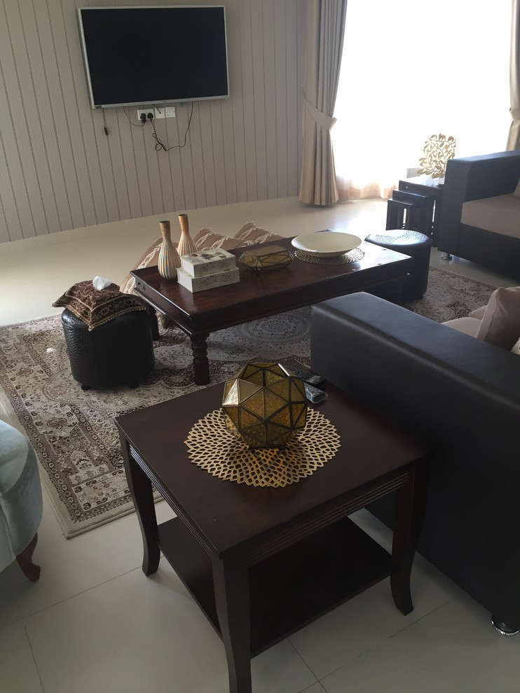 Guest sitting area table decor