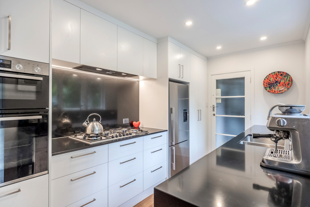 Same material for both the splashback and kitchen benchtop - Modern ...