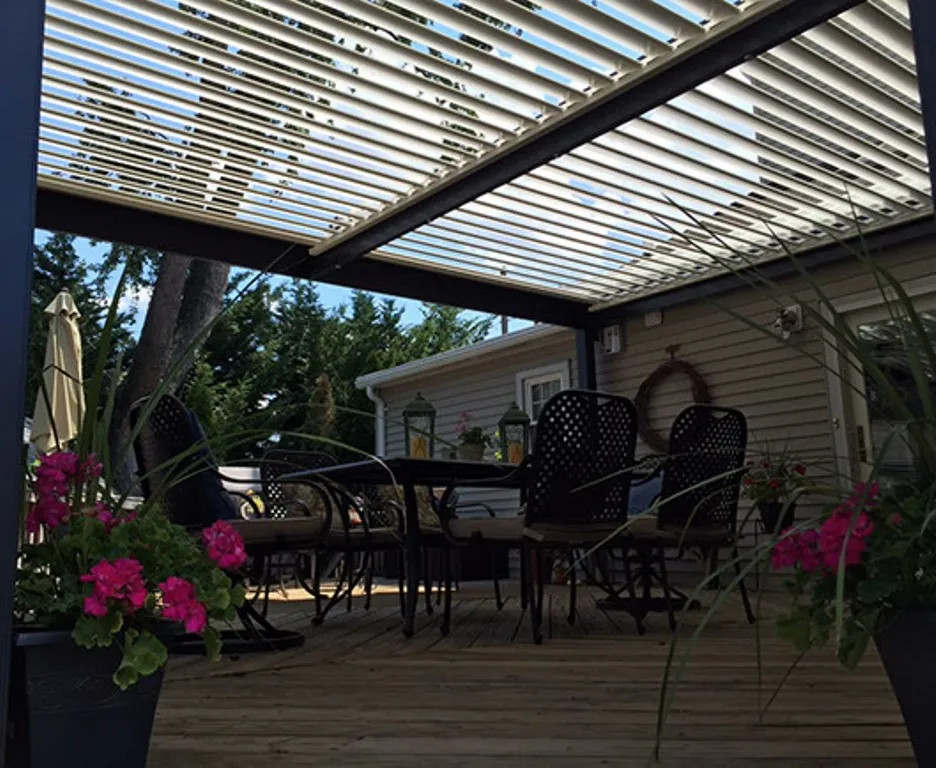 Pérgola bioclimática en una casa - Traditional - Patio - Other - by ...