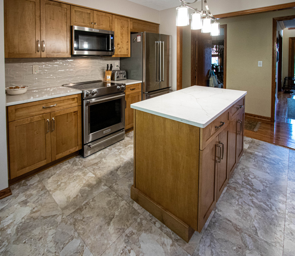 Toffee Stain Shaker Door Kitchen with Calacatta Valetin Quartz ...