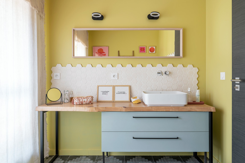 UNE MAISON DANS LA NATURE - Contemporain - Toilettes - Lyon - par ...