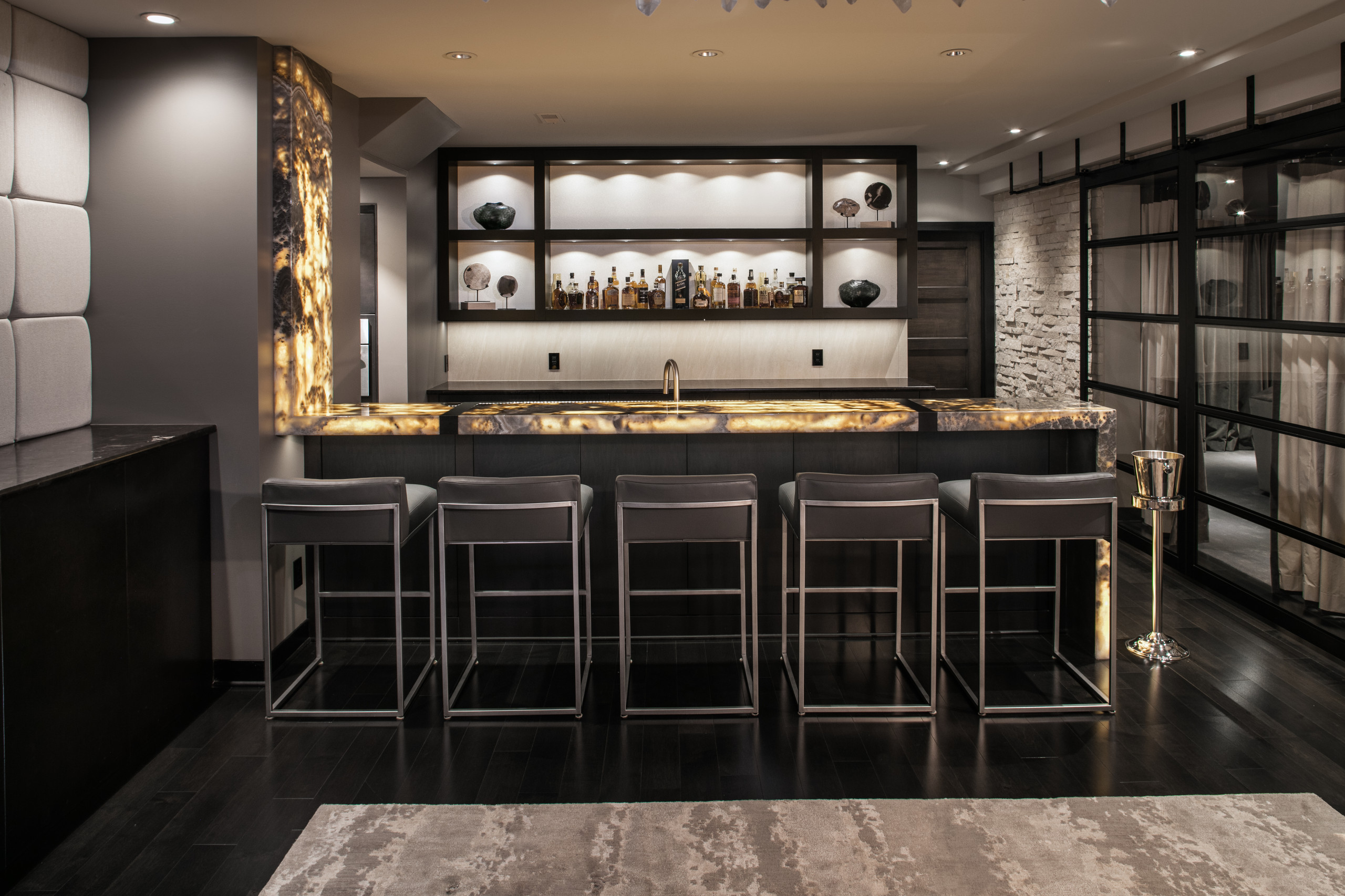 Luxury Home Bar Design Black Finish Cheers To Opulence: 7 Luxury Home