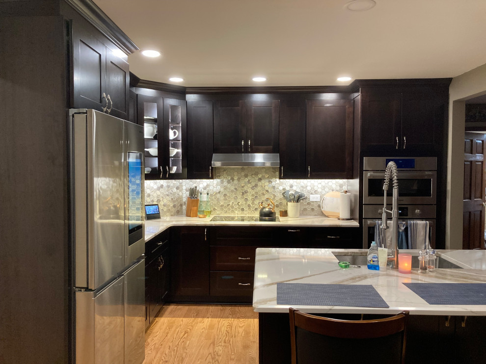 Transitional Kitchen Remodel Done in a Mocha Color - Clásico renovado ...