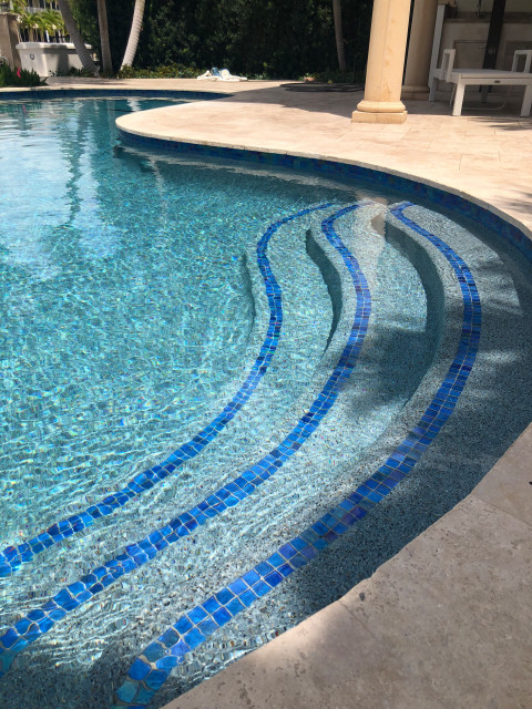 Perimeter Overflow Spa - Swimming Pool & Hot Tub - Miami - by Seacrest ...