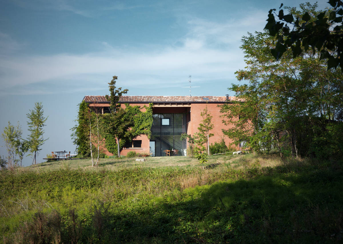 Italian Farmhouse Barn Officina82 Renovates Abandoned Rye Barn In The