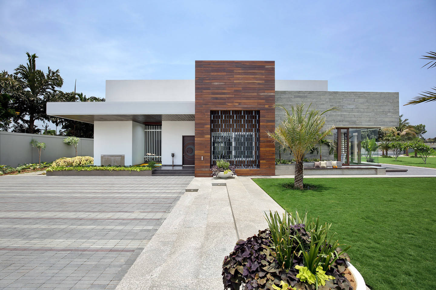 Geometric Design Modern Homes A Striking Modern House Front Elevation