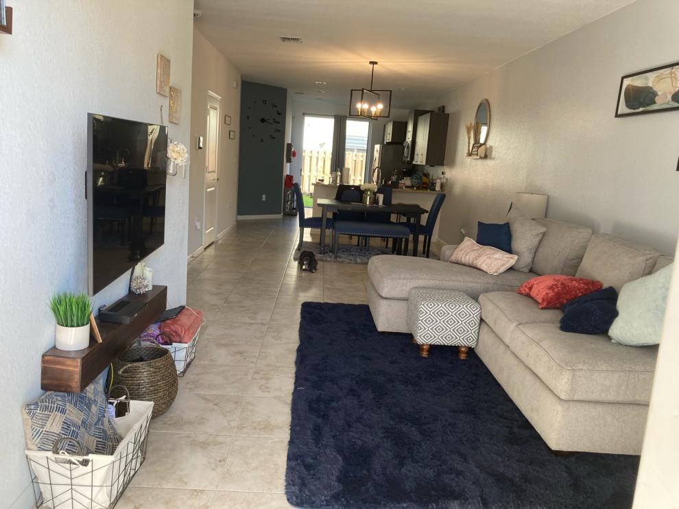 Front door opens in MIDDLE of living room | Houzz Forum