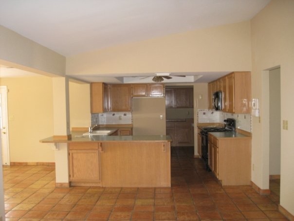 Kitchen countertops with support pillar