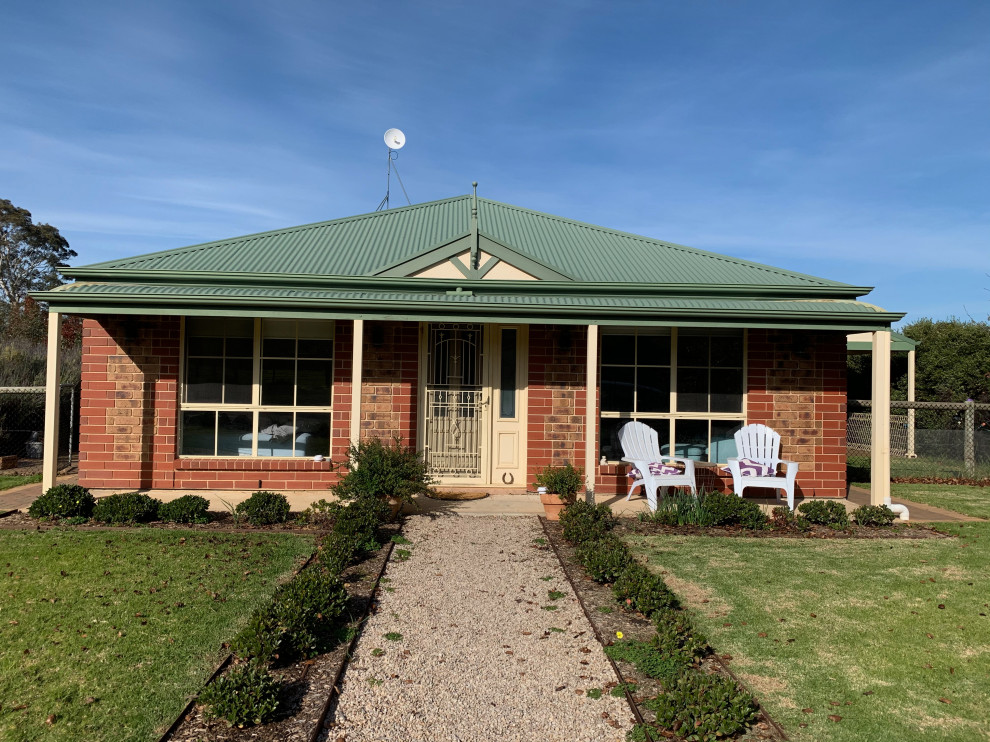 Exterior colour scheme for home with colourbond rivergum roof | Houzz AU