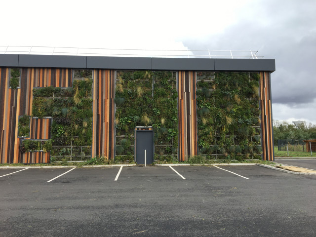 Végétaux Naturels / Façade Végétalisée (Hypermarché) - Häuser ...