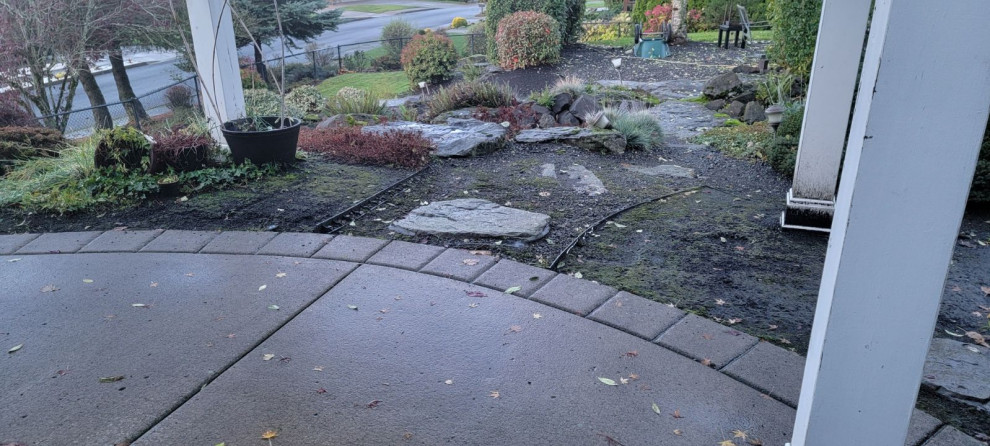 Patio cover for house with hip roof