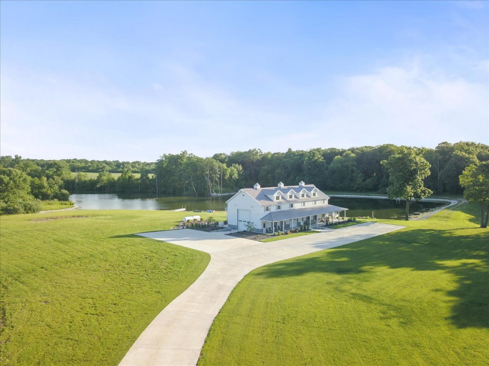 Barndominium - Rustic - Landscape - Chicago - by Bellas Landscaping | Houzz