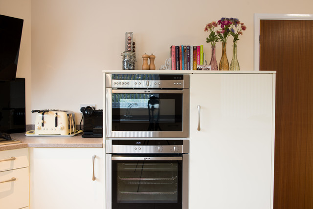 Midi height units prevent the oven housing from feeling too imposing.