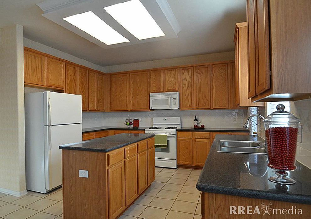 Help update 1990s oak cabinets in a kitchen w/ dark quartz counters