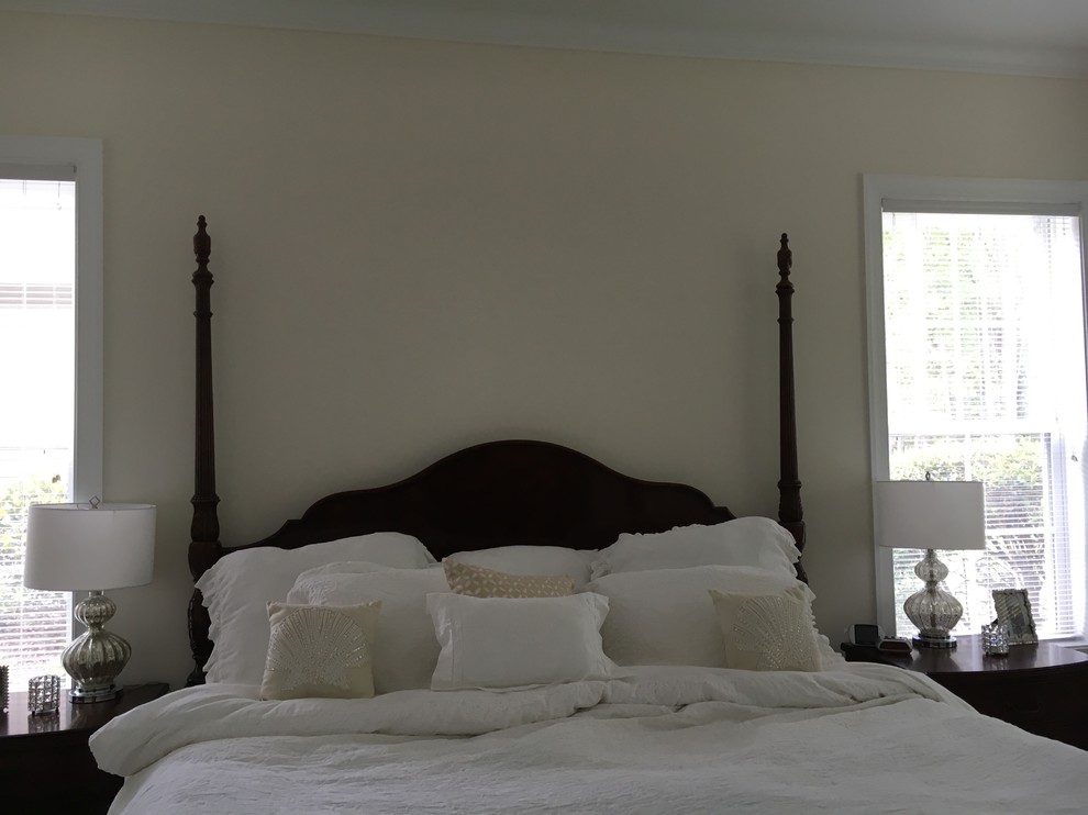 Wall decor over four poster bed
