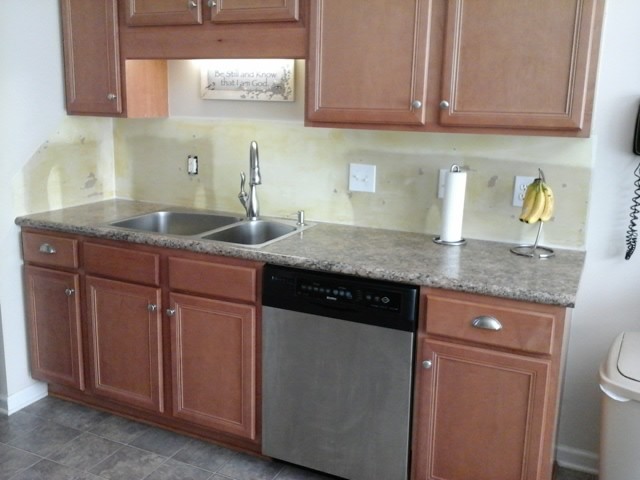 Finished edge of beveled subway tile? Almond/beige color?
