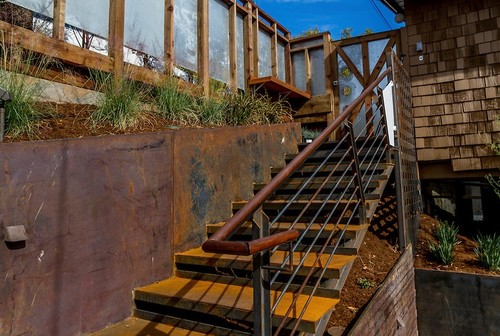 Is the railing corten steel? If so, does rust come off on the hands?