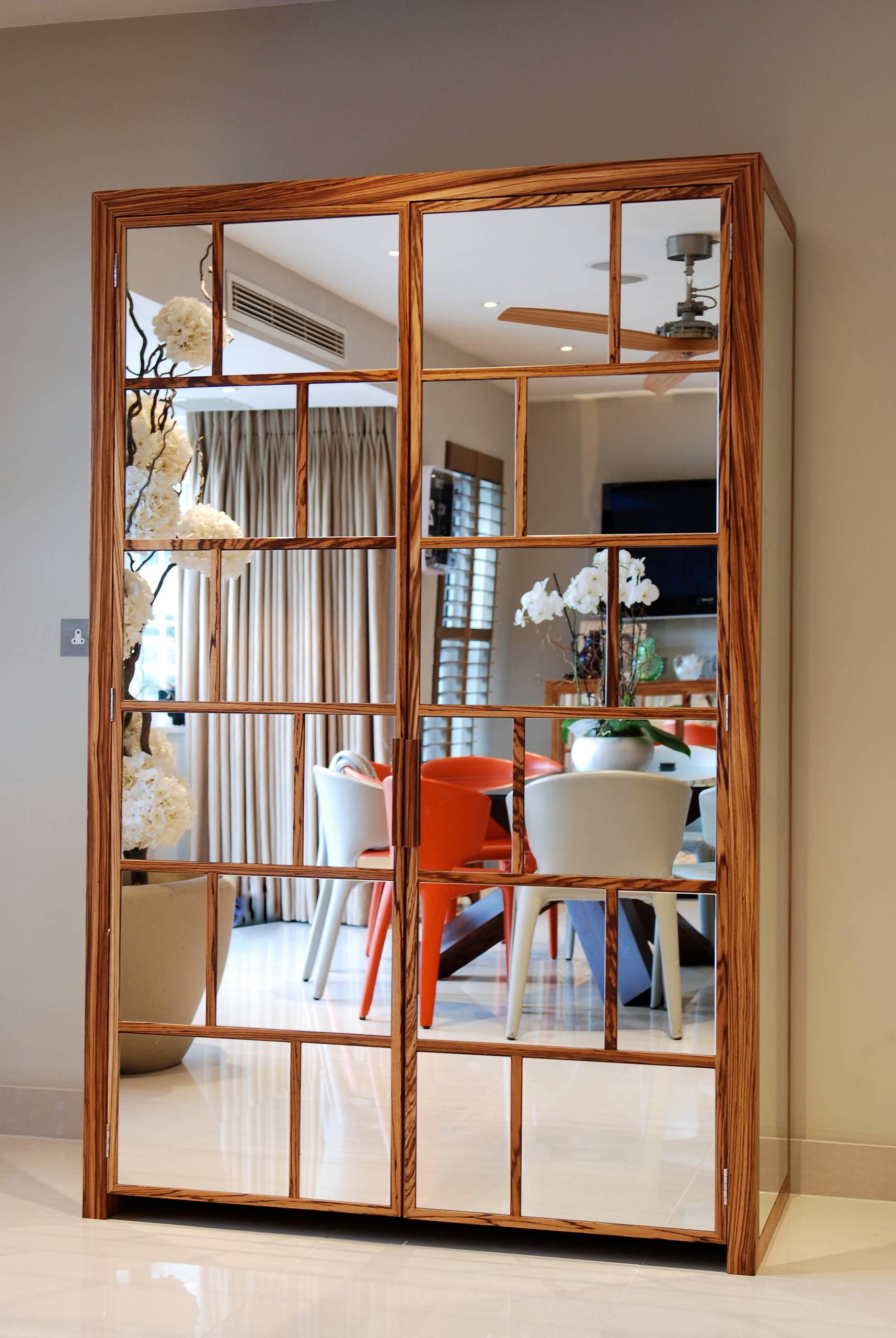 10 Super Stylish Almirahs With Mirrors