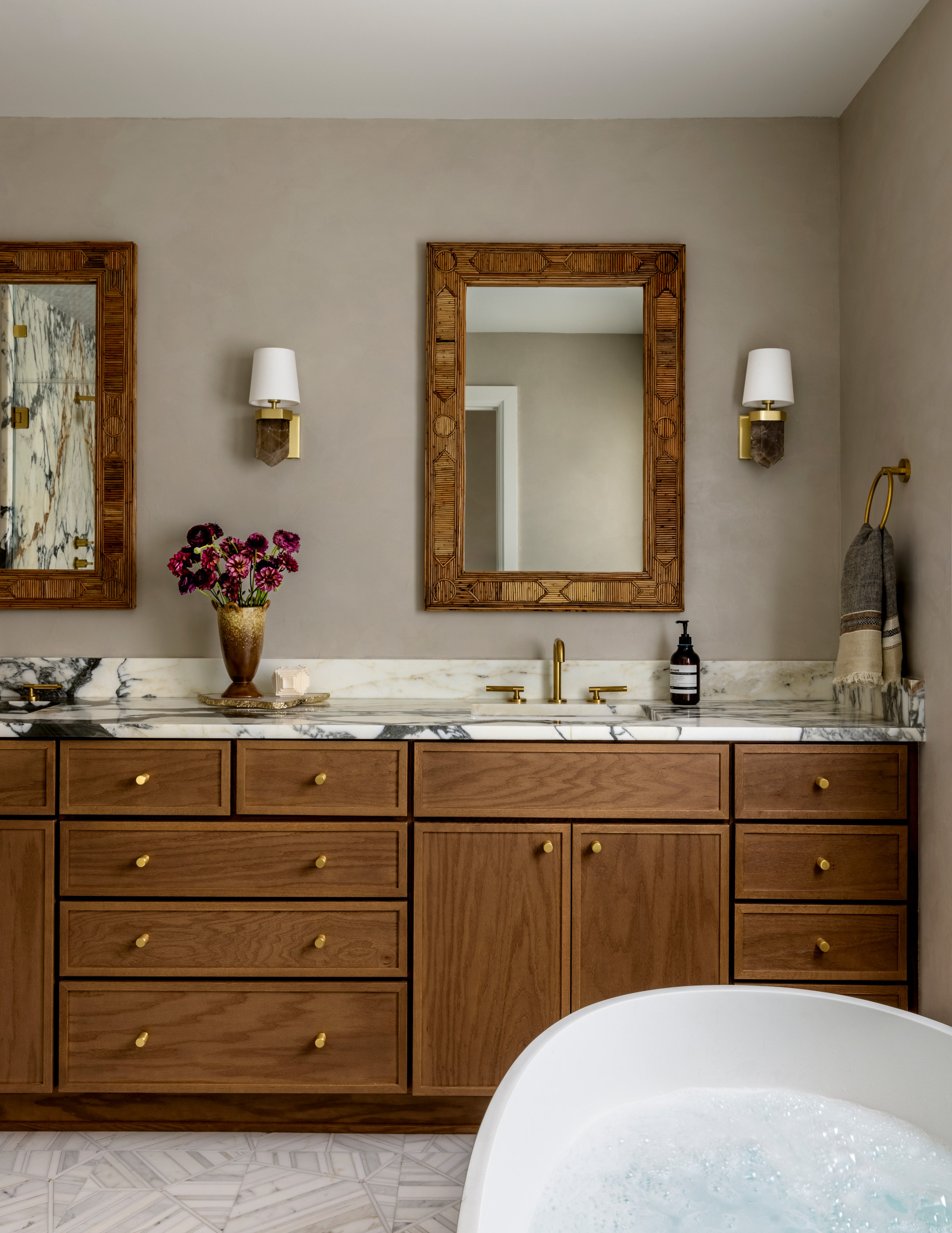 Houzz Tour: 1970s Colonial-Style Home Gets a Fresh Look