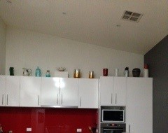 8 Items to Display on a Flyover Kitchen Shelf | Houzz AU