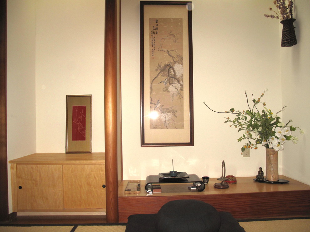 The Tokonoma and the small alcove with the typical low cabinet - Asian ...