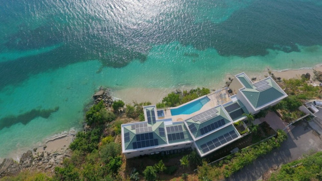 Marvelous Oceanside Mansion With Solar Panels - Contemporáneo - Fachada ...