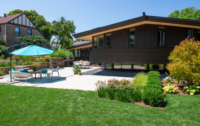 Wisconsin Landscape Stays True to Home’s Midcentury Design
