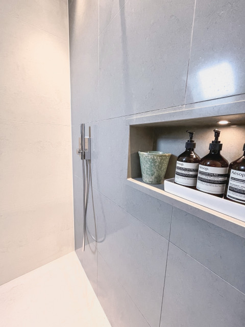Walk in shower with recessed shelf for shower products - Modern ...