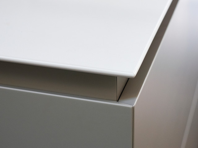 Shark nose worktop edge with handle-less design - Contemporary ...