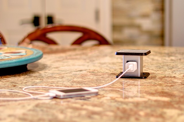 Kitchen Island Pop-up Outlets - Classique - Austin - par Christopher ...