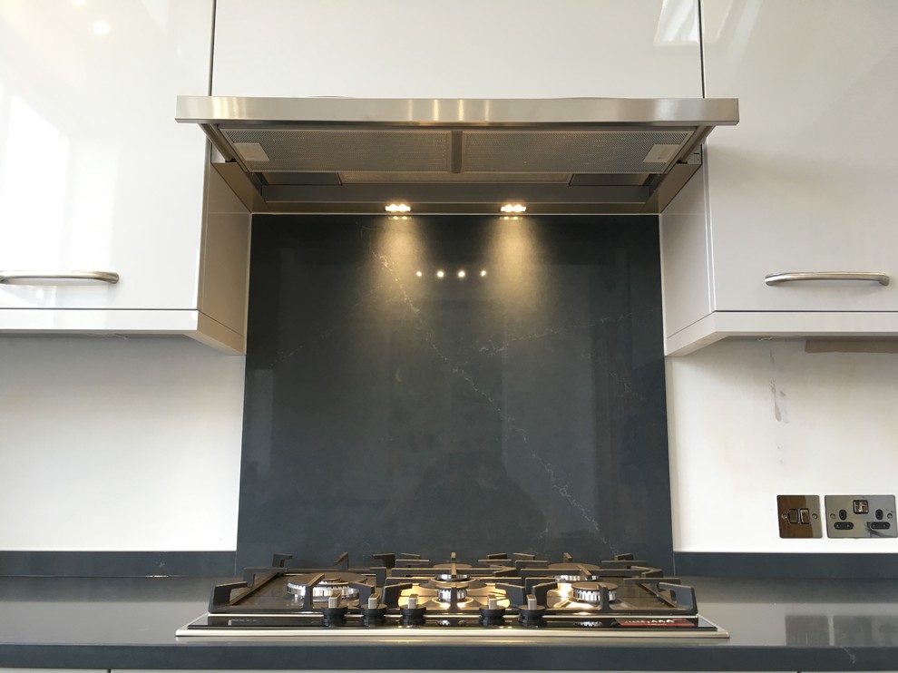 Light Grey Gloss kitchen with Charcoal Soapstone worktops - Modern ...