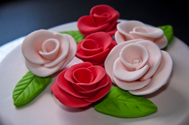 Au fourneaux : Apprenez à faire des roses en pâte à sucre