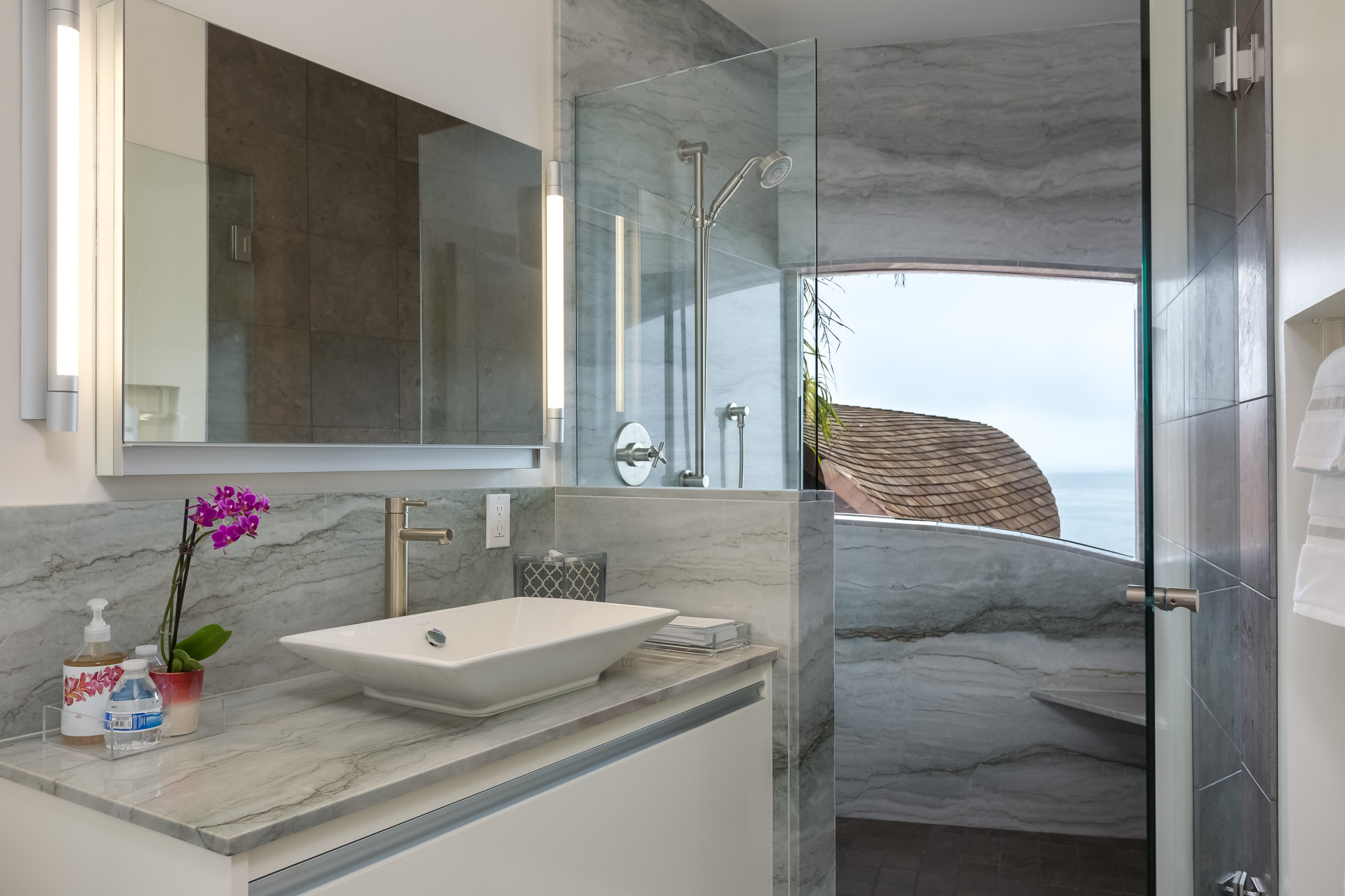 California Houzz Tour: An Iconic Wavy Home Gets a Gentle Facelift ...