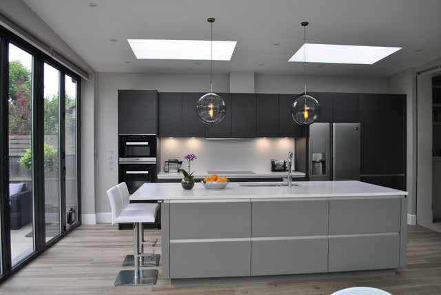 modern handless kitchen in dark wood and matt grey lacquer - Modern ...