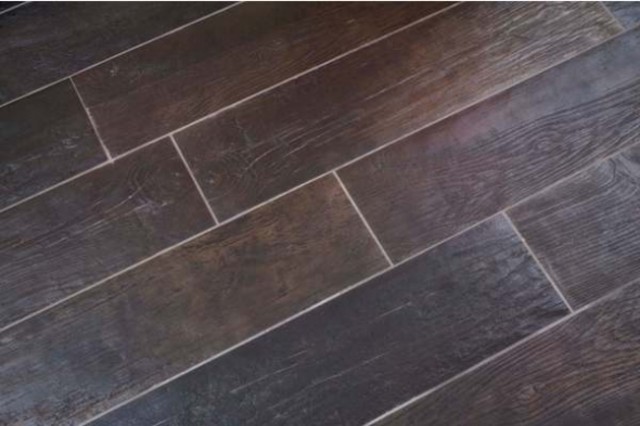 Mixing ceramic/porcelain wood look-a-alike tiles with real wood?