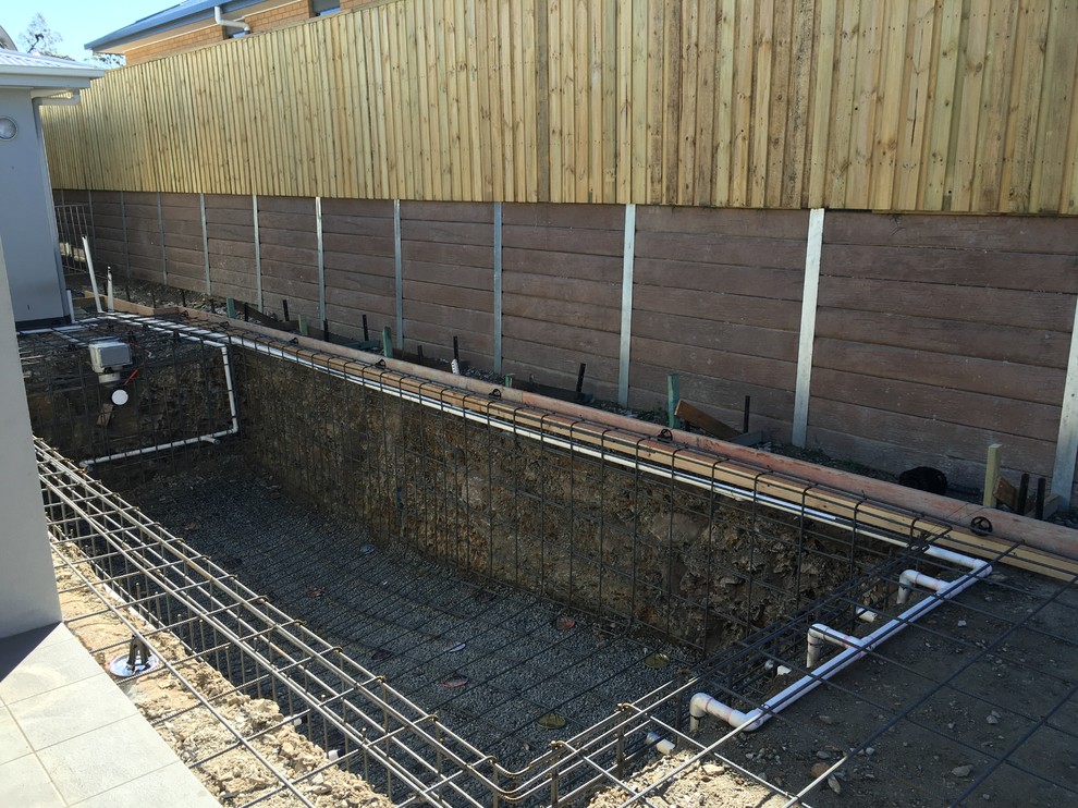 Swimming pool retaining wall | Houzz AU