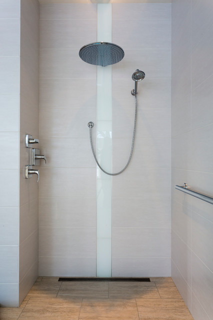 Modern Pool Showers