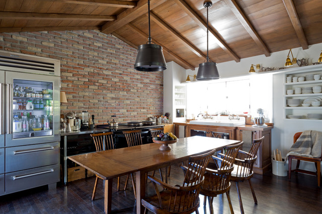 Eat-In Kitchen in Los Angeles Reclaims Traditional Style