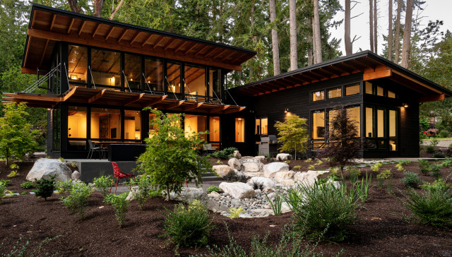 Houzz Tour: Compact Island Home Nestled in the Forest